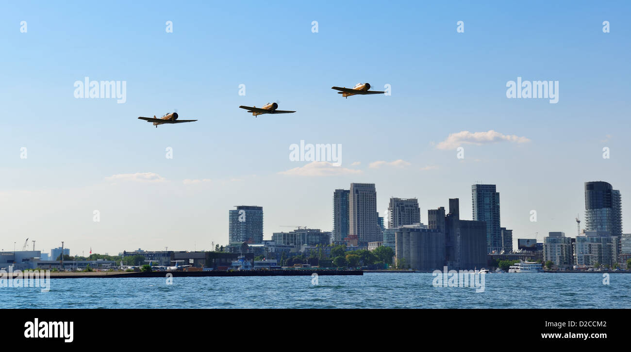 Toronto airplanes hi-res stock photography and images - Alamy