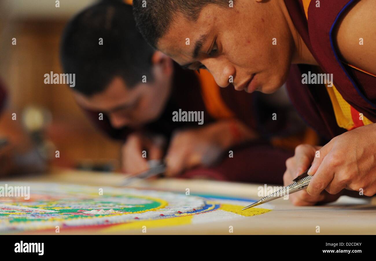 Monks from the exile monastery 'Sera Jhe' in South India finish a sand ...