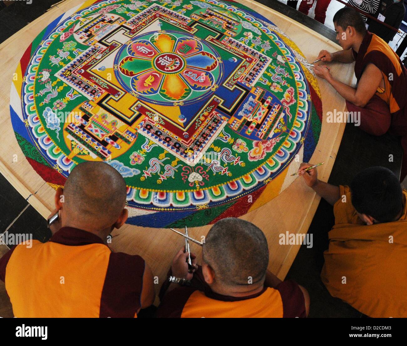 Monks from the exile monastery 'Sera Jhe' in South India finish a sand ...