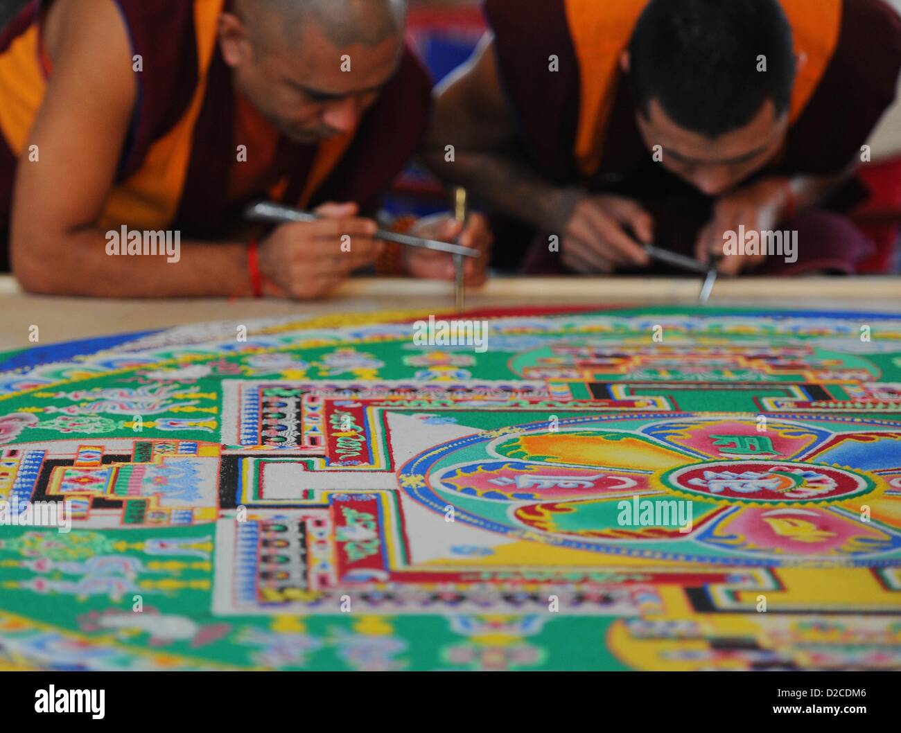 Monks from the exile monastery 'Sera Jhe' in South India finish a sand ...