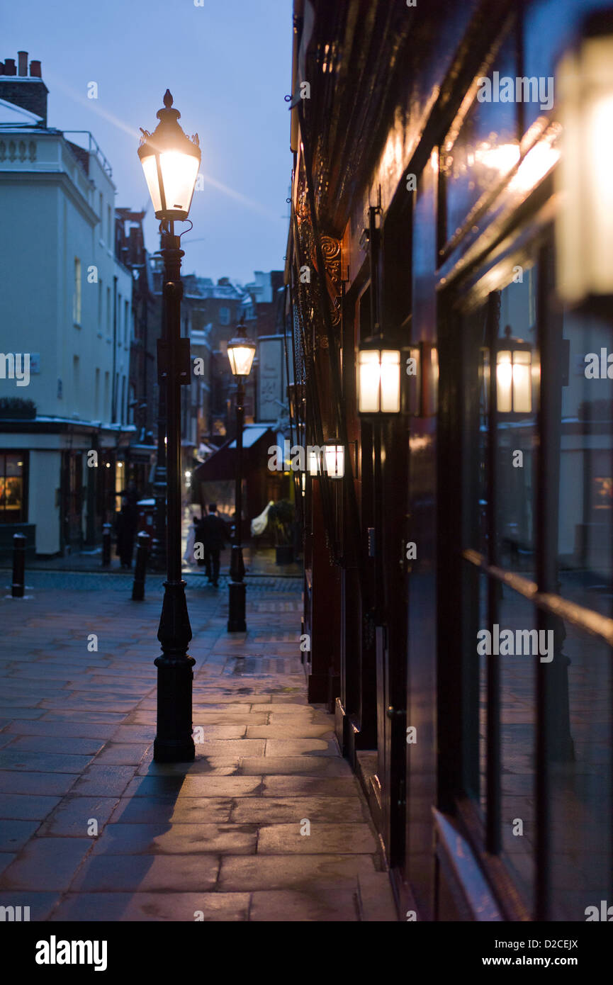 Old style london street lamp hi-res stock photography and images - Alamy