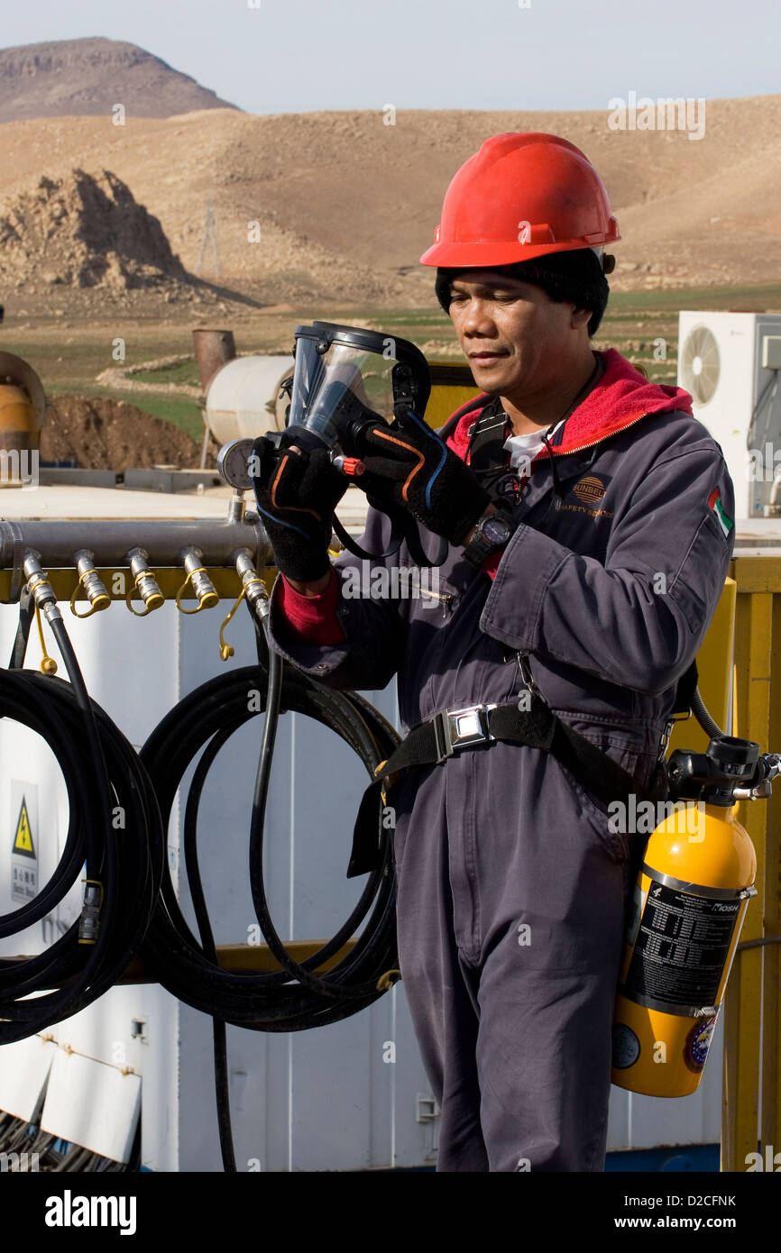 Self contained breathing apparatus hi-res stock photography and images ...