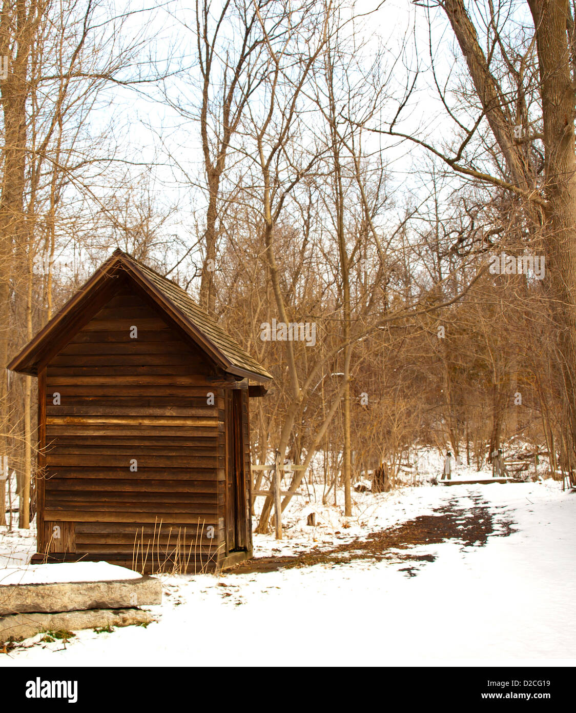 Shack in woods hi-res stock photography and images - Alamy