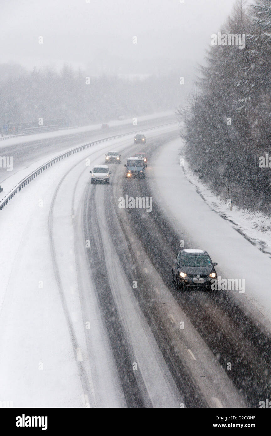 Traffic snow m25 motorway hi-res stock photography and images - Alamy