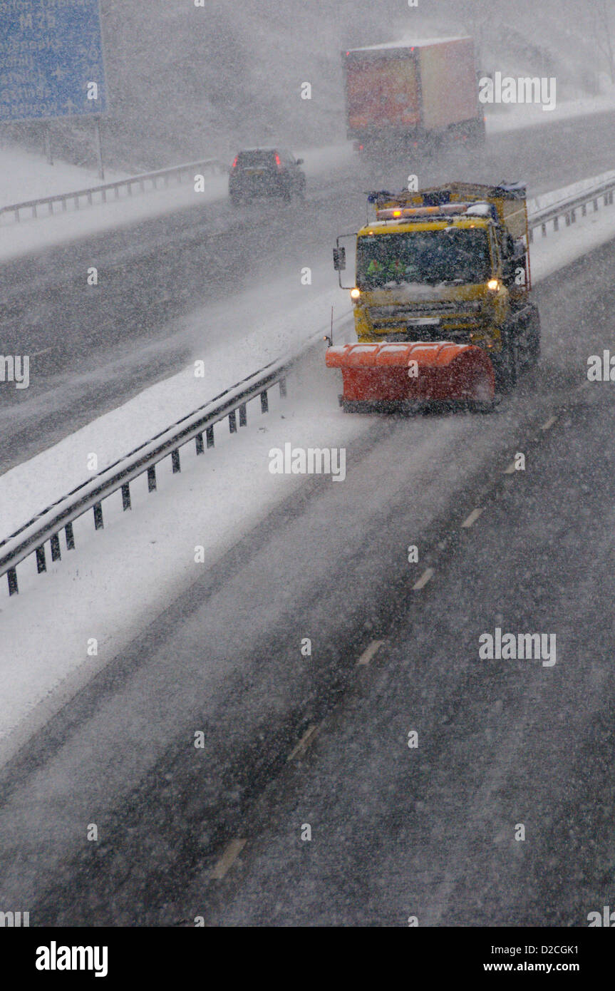 Traffic snow m25 motorway hi-res stock photography and images - Alamy