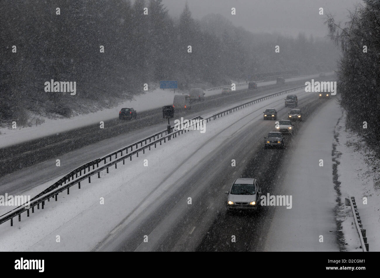 Traffic snow m25 motorway hi-res stock photography and images - Alamy