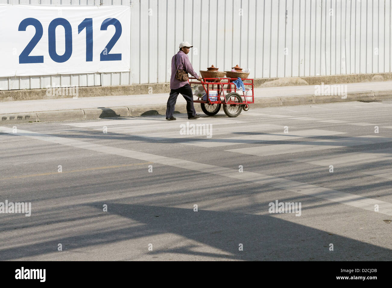 Thai street peddler with push card on city street Stock Photo - Alamy