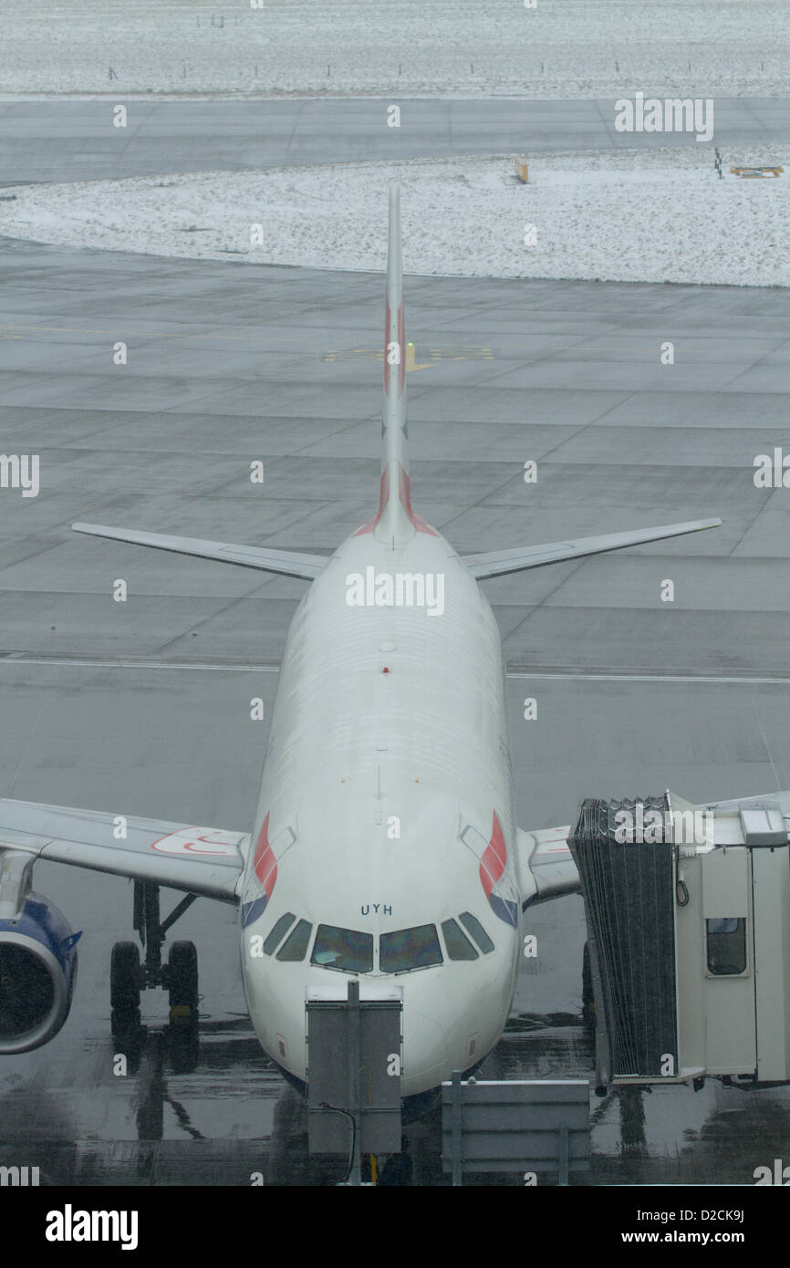 Airport heathrow snow hi-res stock photography and images - Alamy