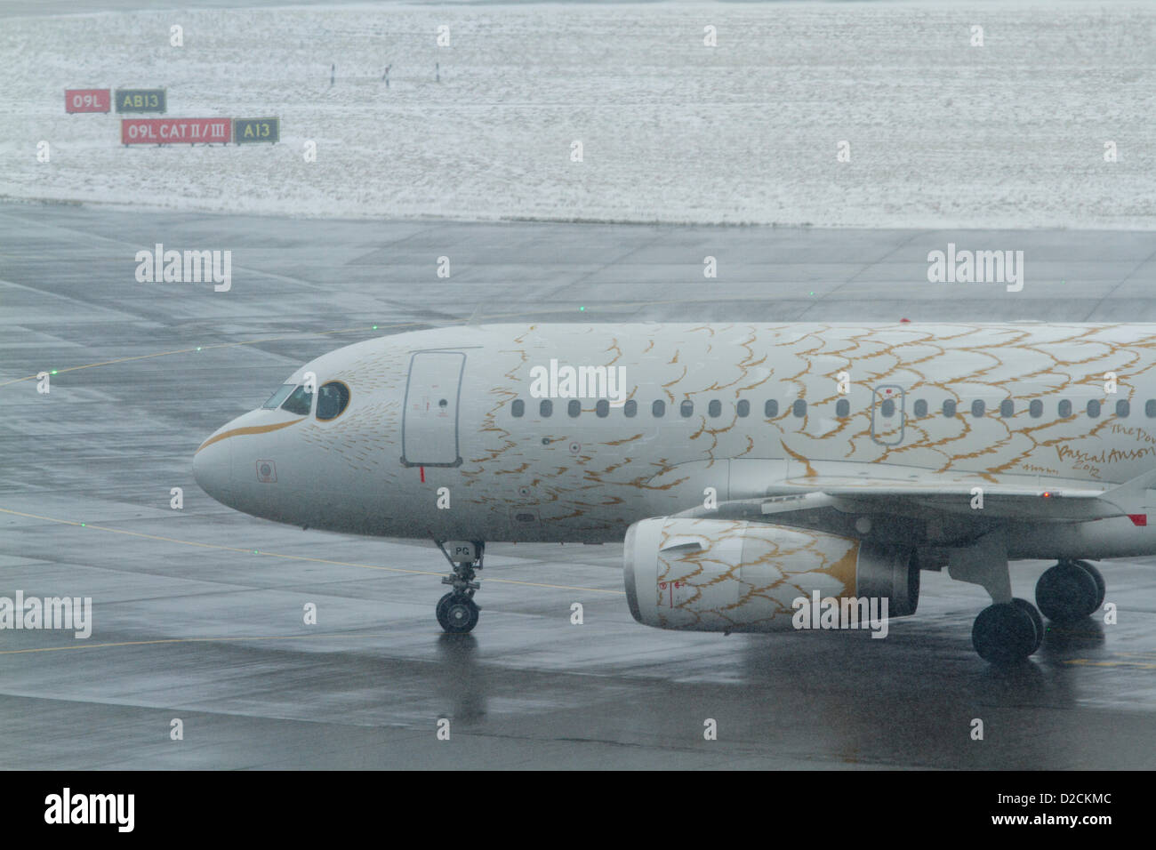 Airport heathrow snow hi-res stock photography and images - Alamy
