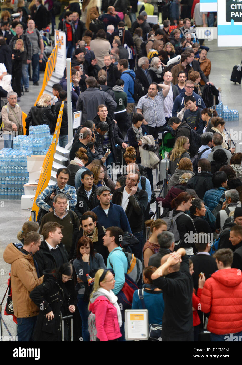 Queue airport hi-res stock photography and images - Alamy