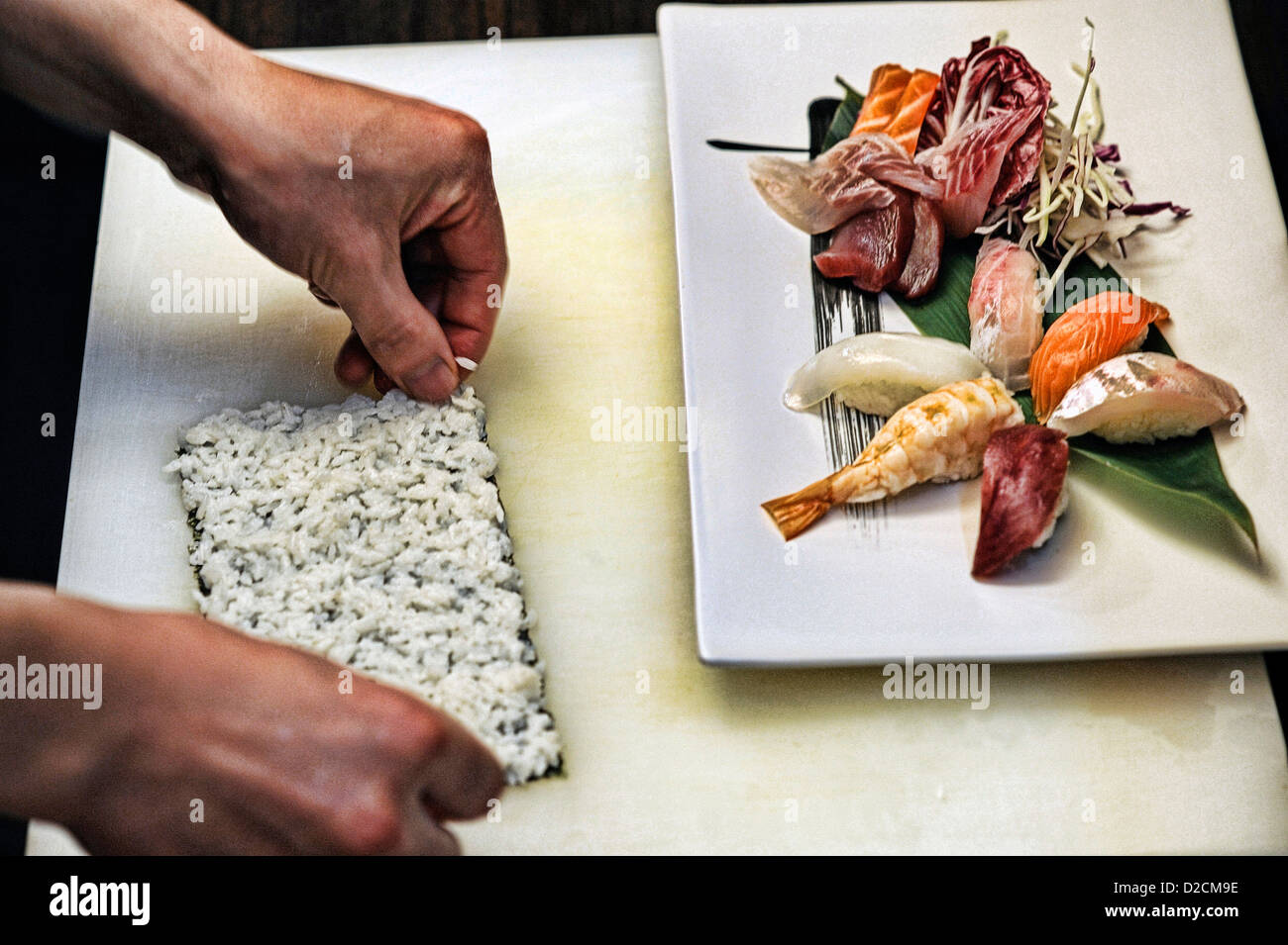 Japanese chef make Sushi Se Stock Photo - Alamy