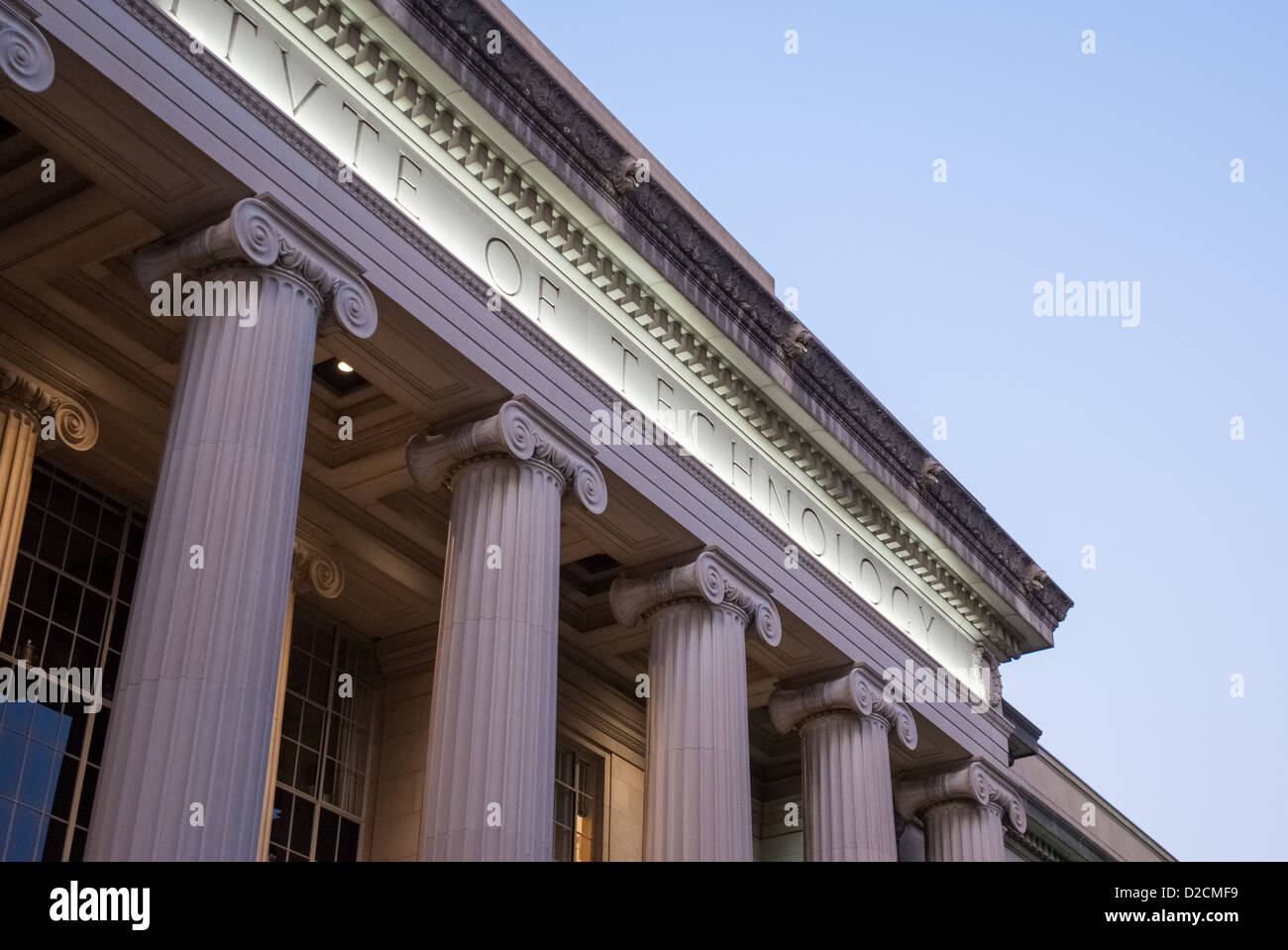 Massachusetts Institute of Technology (MIT)'s Building 10 / Killian ...