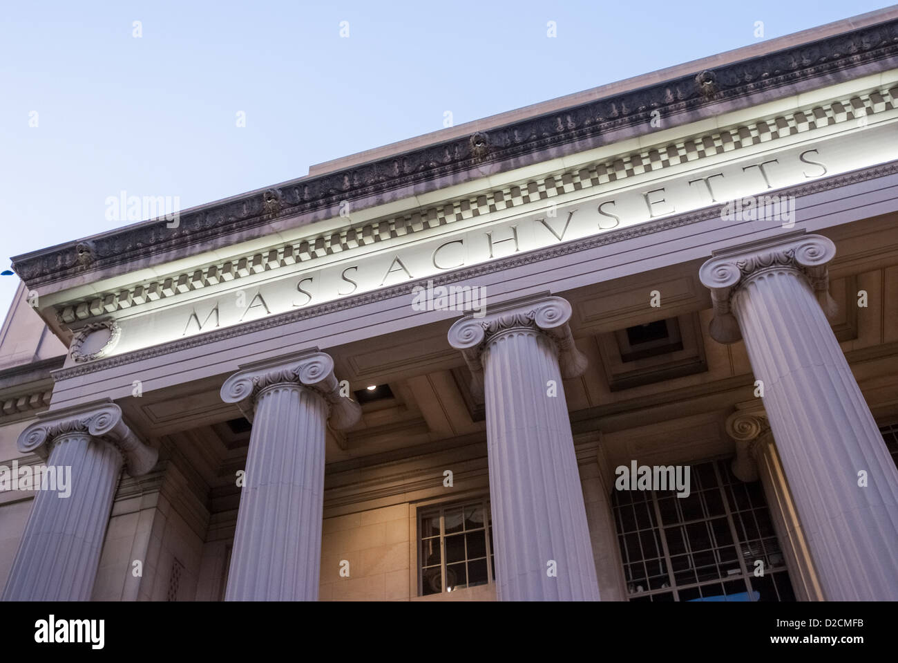 Massachusetts Institute of Technology (MIT)'s Building 10 / Killian ...