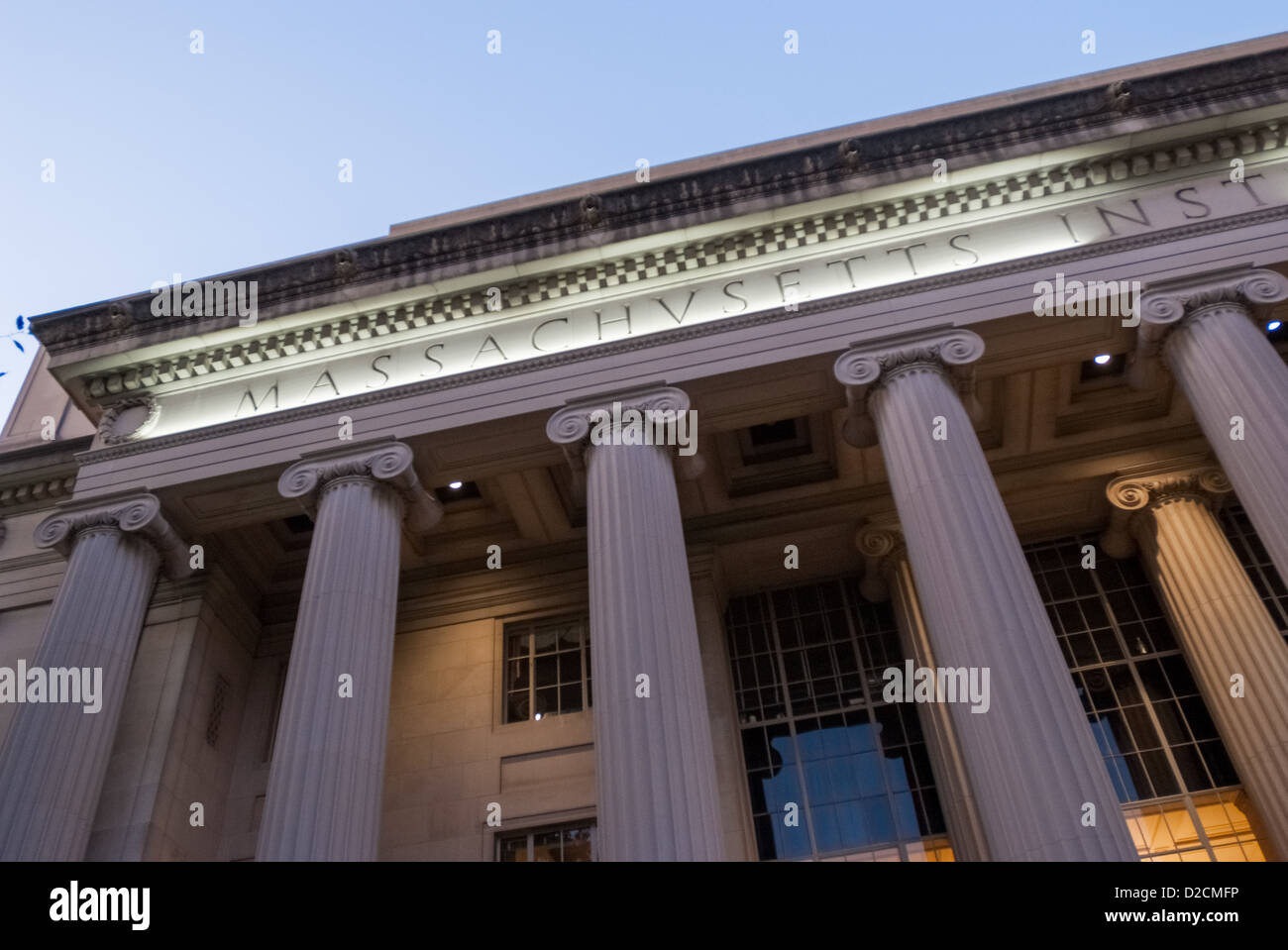 Massachusetts Institute of Technology (MIT)'s Building 10 / Killian ...