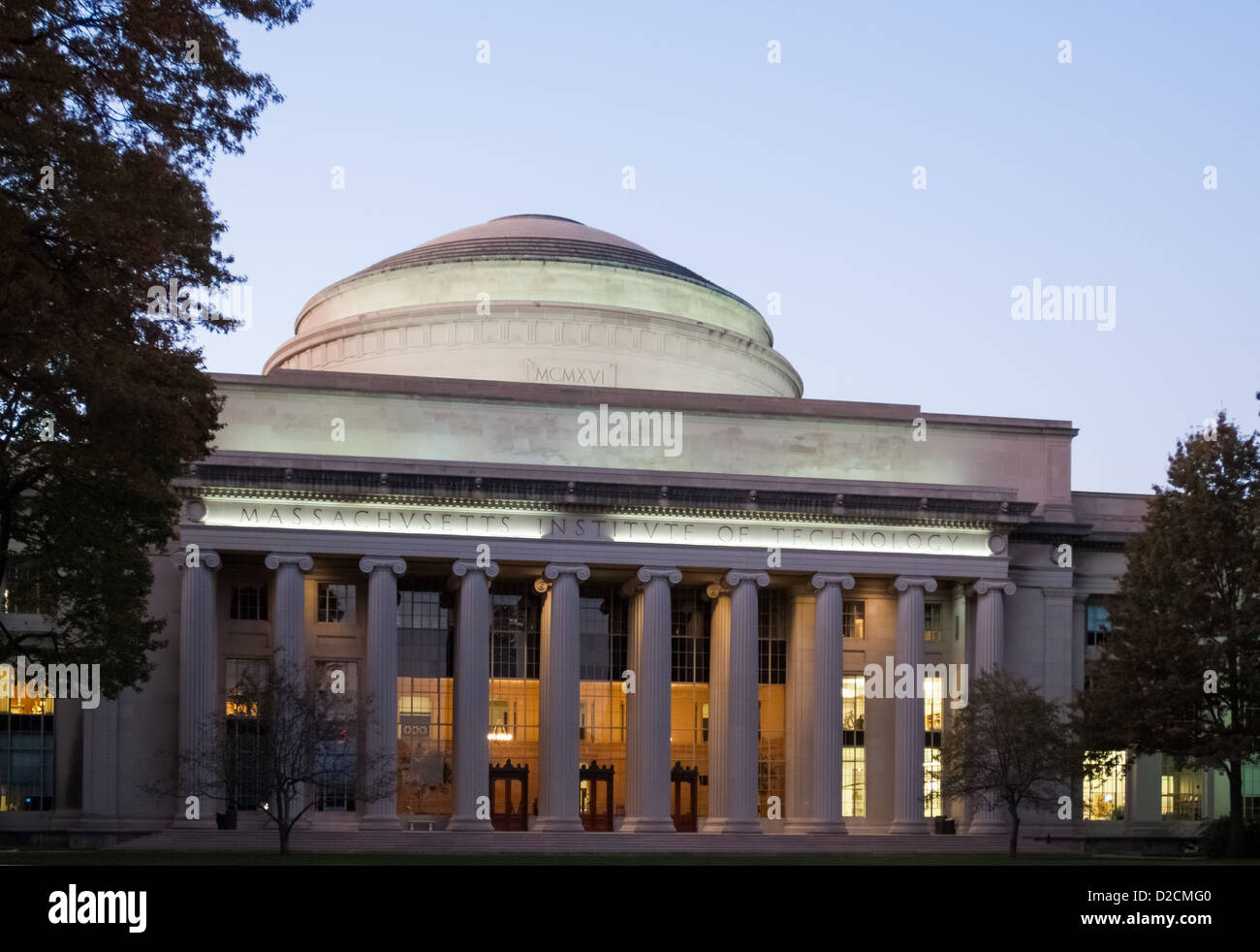 Massachusetts Institute of Technology (MIT)'s Building 10 / Killian ...