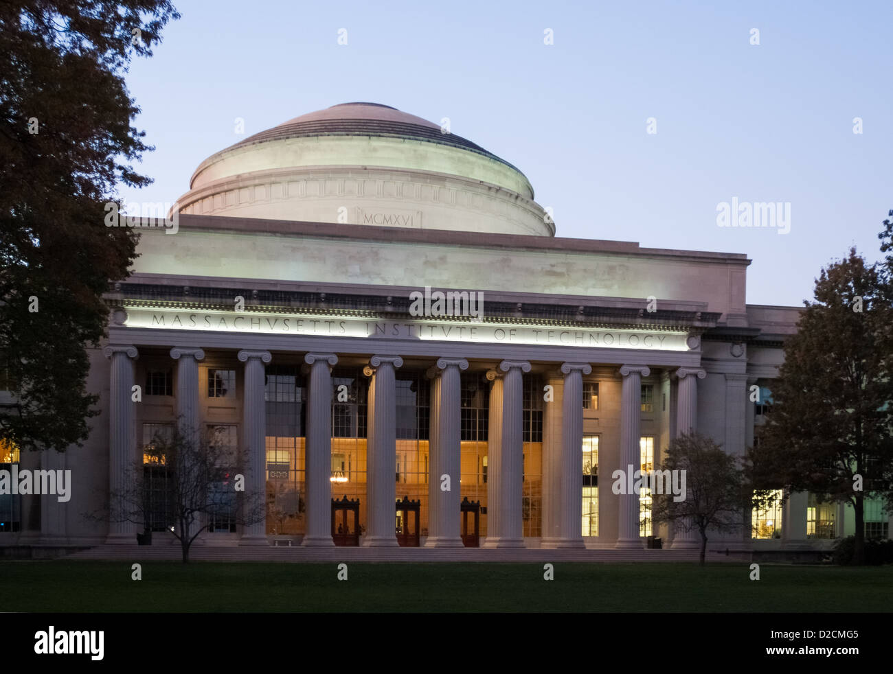 Massachusetts Institute of Technology (MIT)'s Building 10 / Killian ...