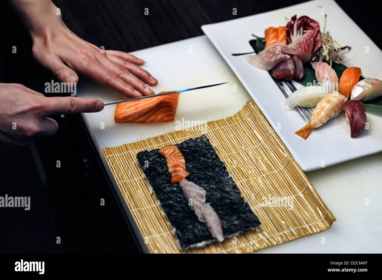 Japanese chef make Sushi Se Stock Photo - Alamy