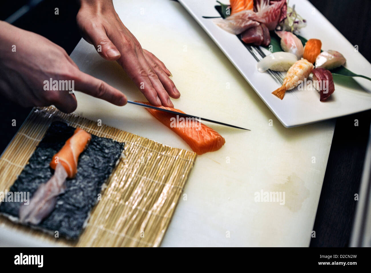 Japanese chef make Sushi Se Stock Photo - Alamy