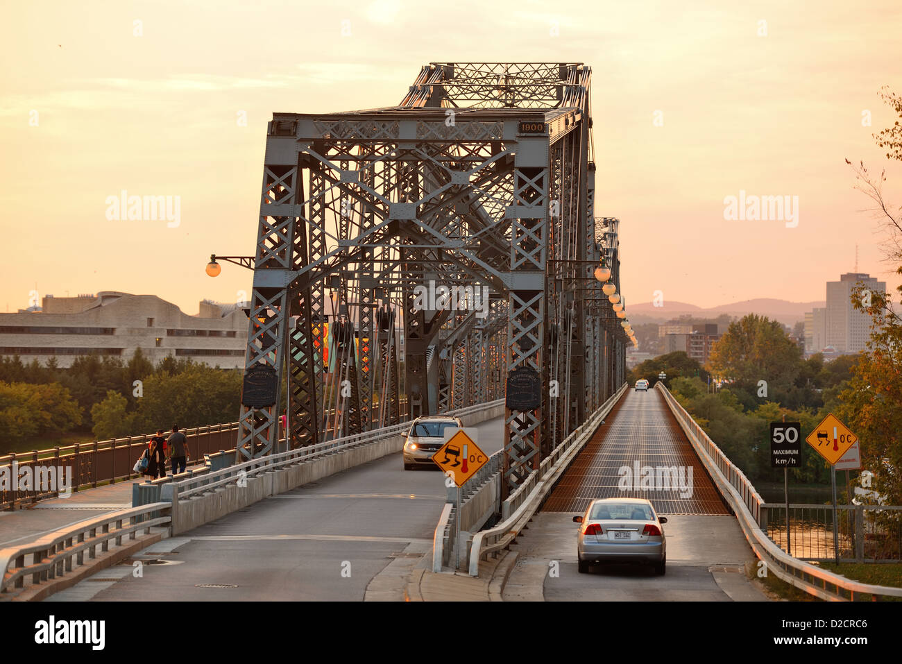 Alexandra Bridge over river Stock Photo - Alamy