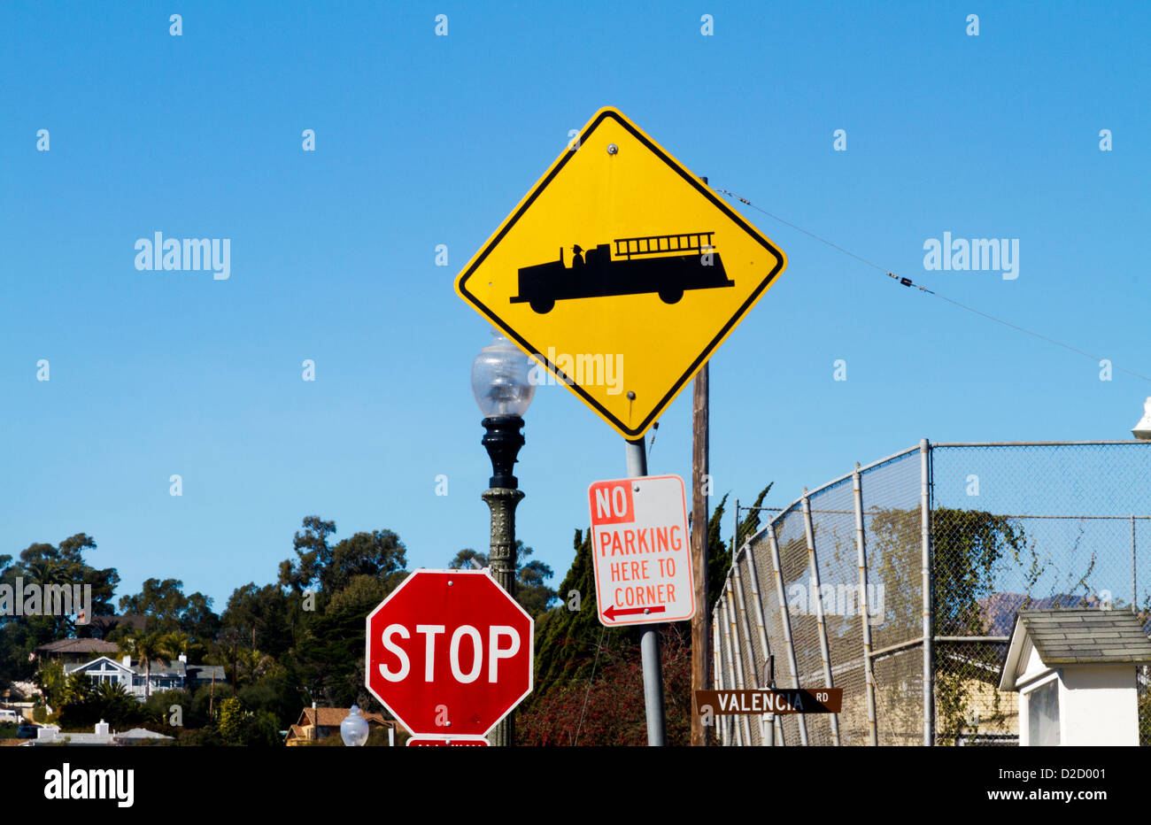 No parking warning signs hi-res stock photography and images - Alamy