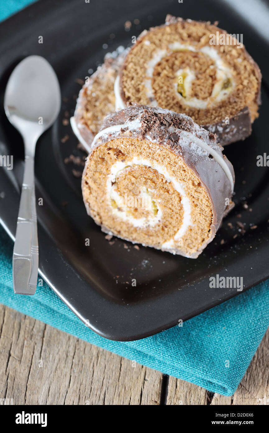 Cake roll hi-res stock photography and images - Alamy