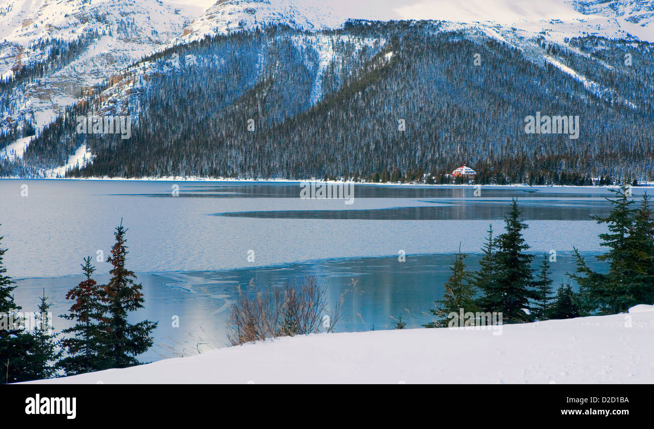 Lake freezing over in cold weather Stock Photo - Alamy