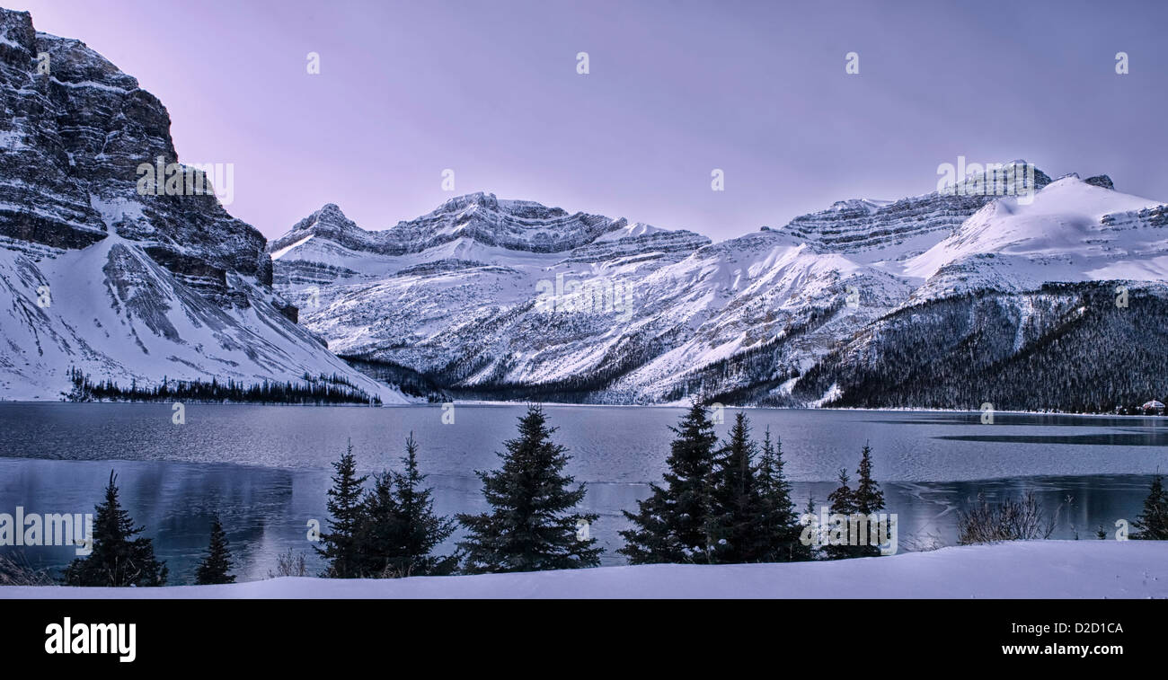 Lake freezing over in cold weather Stock Photo - Alamy