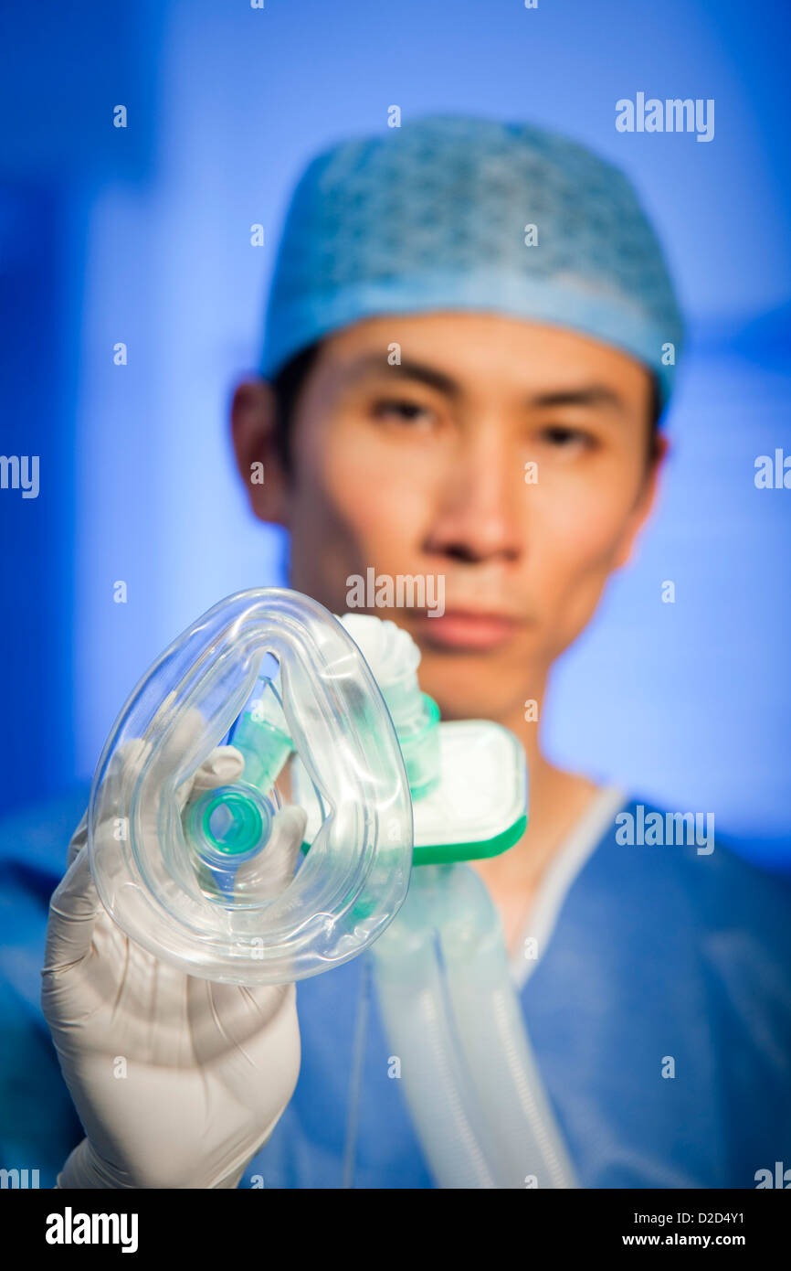 Anaesthetist operating theatre hi-res stock photography and images - Alamy