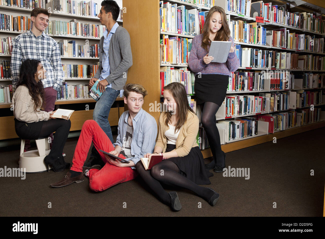 Students reading in library Stock Photo - Alamy