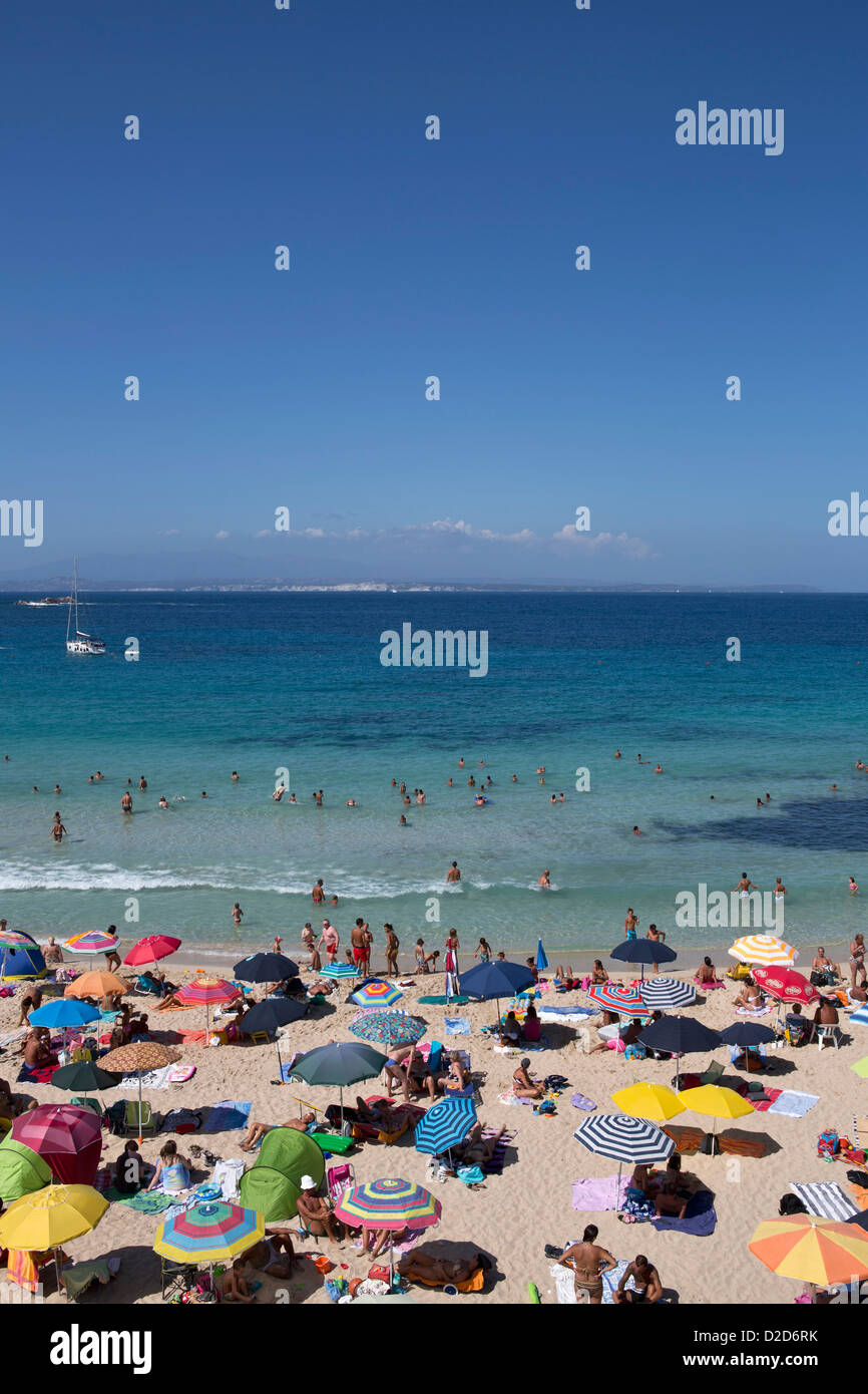 Adult sunbathers hi-res stock photography and images - Alamy