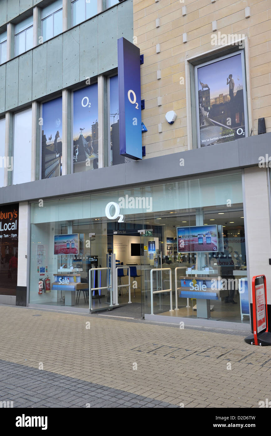 O2 high street hi-res stock photography and images - Alamy