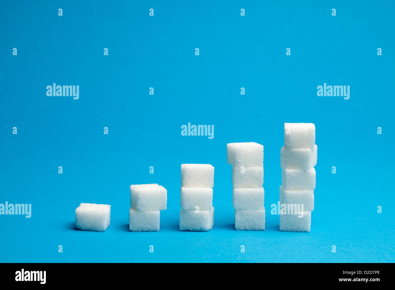 Row ascending sugar cubes hi-res stock photography and images - Alamy