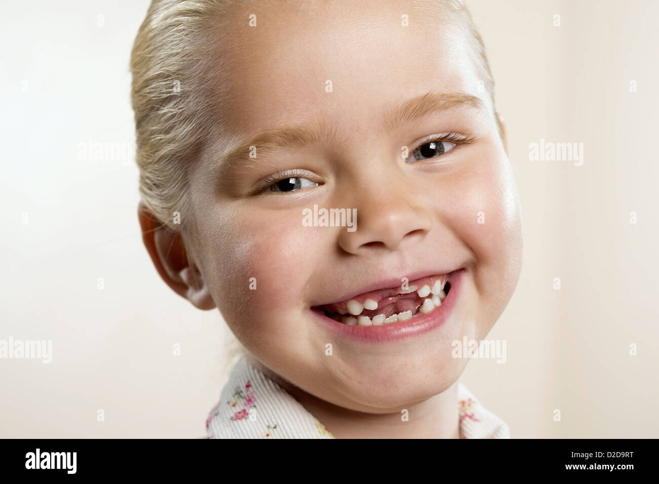 A happy young girl missing her two front teeth Stock Photo - Alamy
