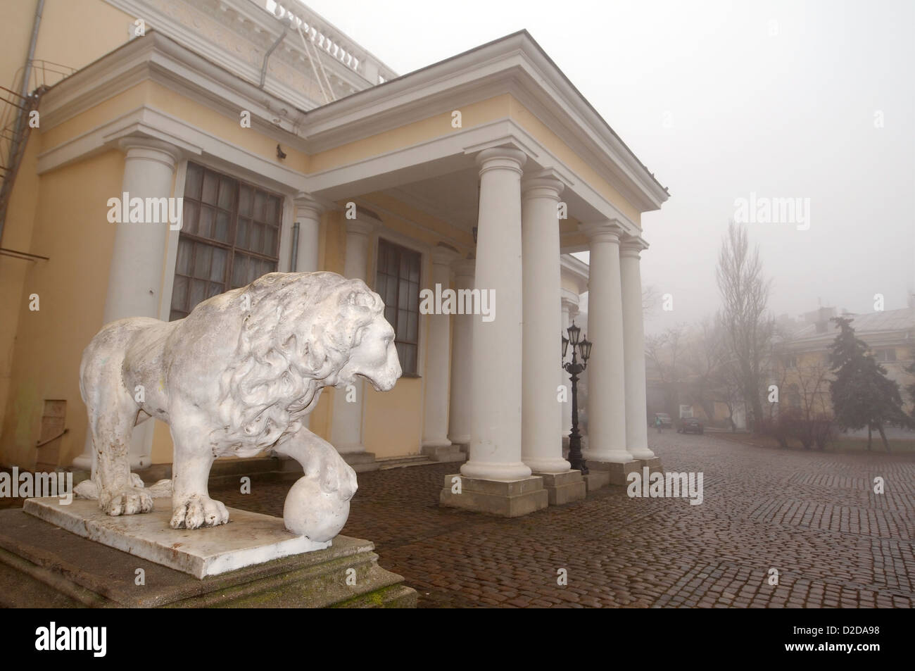 sculpture white lion & Palace of Prince Mikhail Semyonovich Vorontsov ...