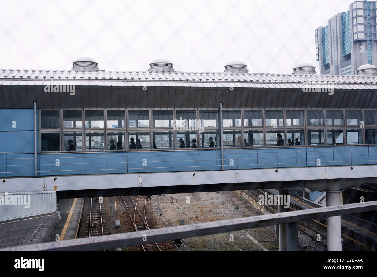 Girl walking through train station hi-res stock photography and images ...