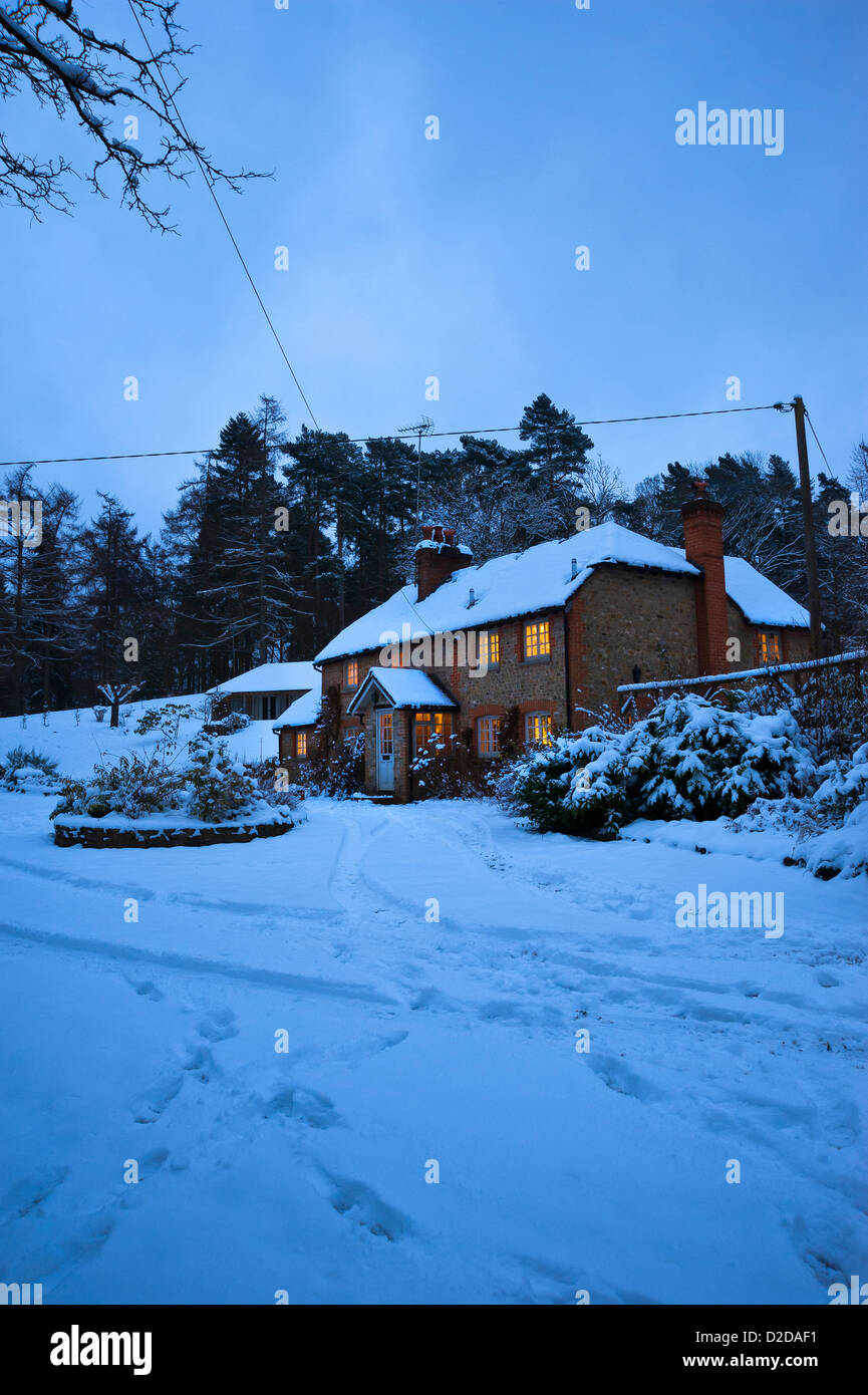 Cottage snow uk hi-res stock photography and images - Alamy