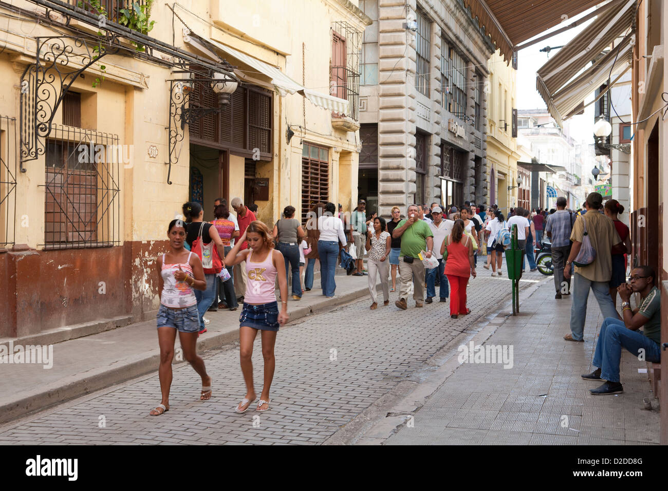 Cuban girls in havana hi-res stock photography and images - Alamy