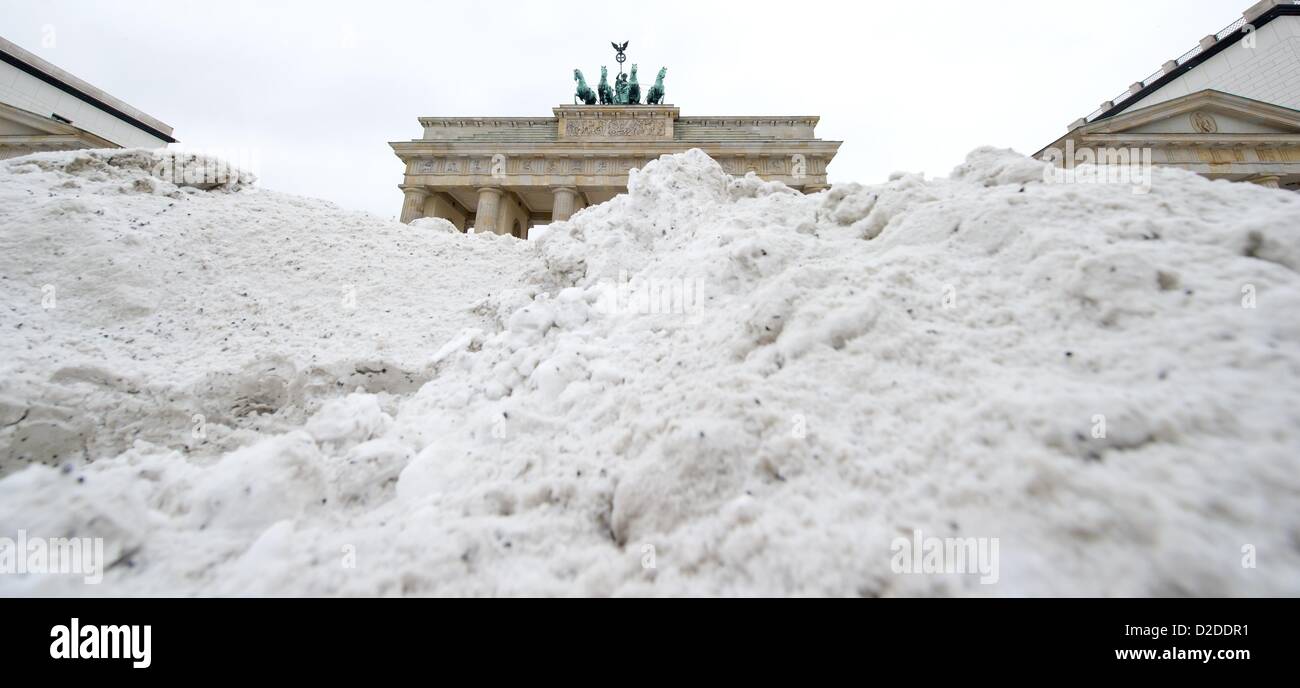 View on a pile of snow in front of the Brandenburger Gate in Berlin ...