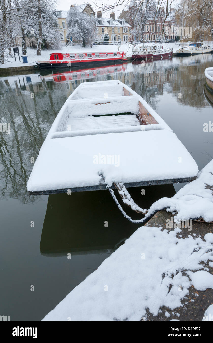 Cambridge, UK. 21st January, 2013. Punts are covered in snow on the ...