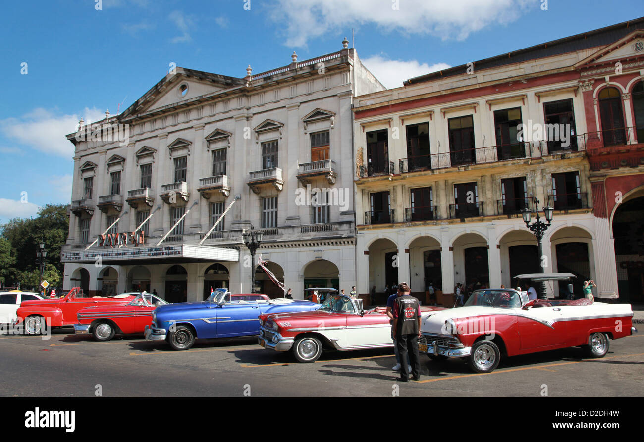 Havana classic american car parked outside hi-res stock photography and ...
