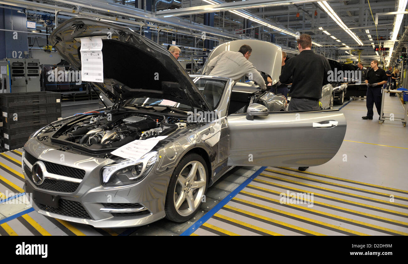 Employees are checking a finished new Mercedes-Benz SL roadster on ...