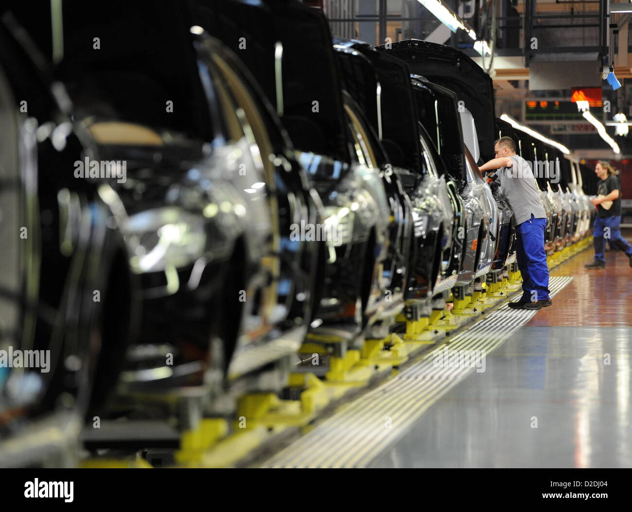Employees of the auto brand Mercedes-Benz of the automobile concern ...