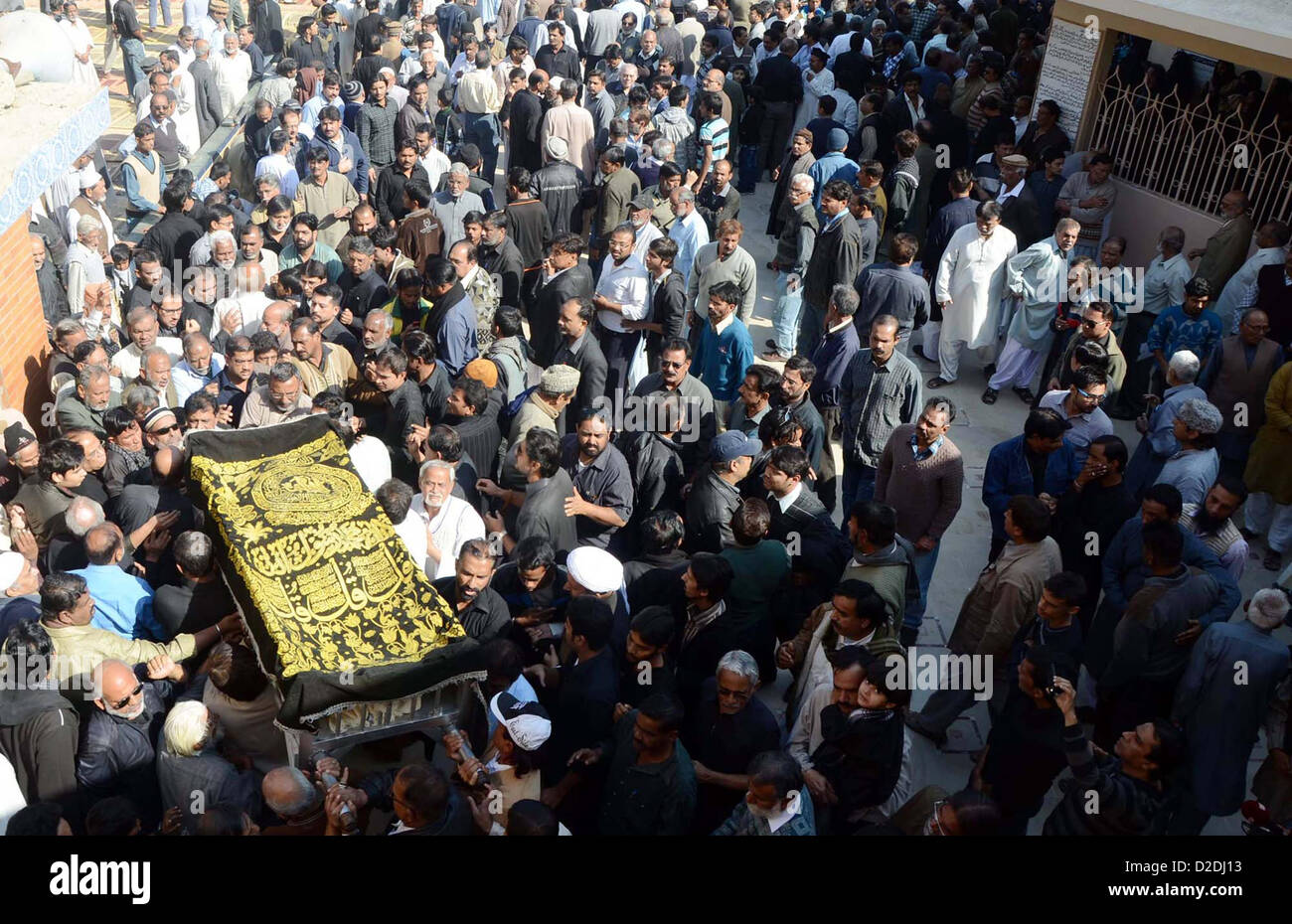 People carry coffin of famous Pakistani singer Mehnaz Begum, who died ...