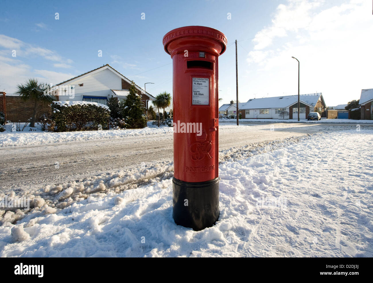 Postbox snow hi-res stock photography and images - Alamy