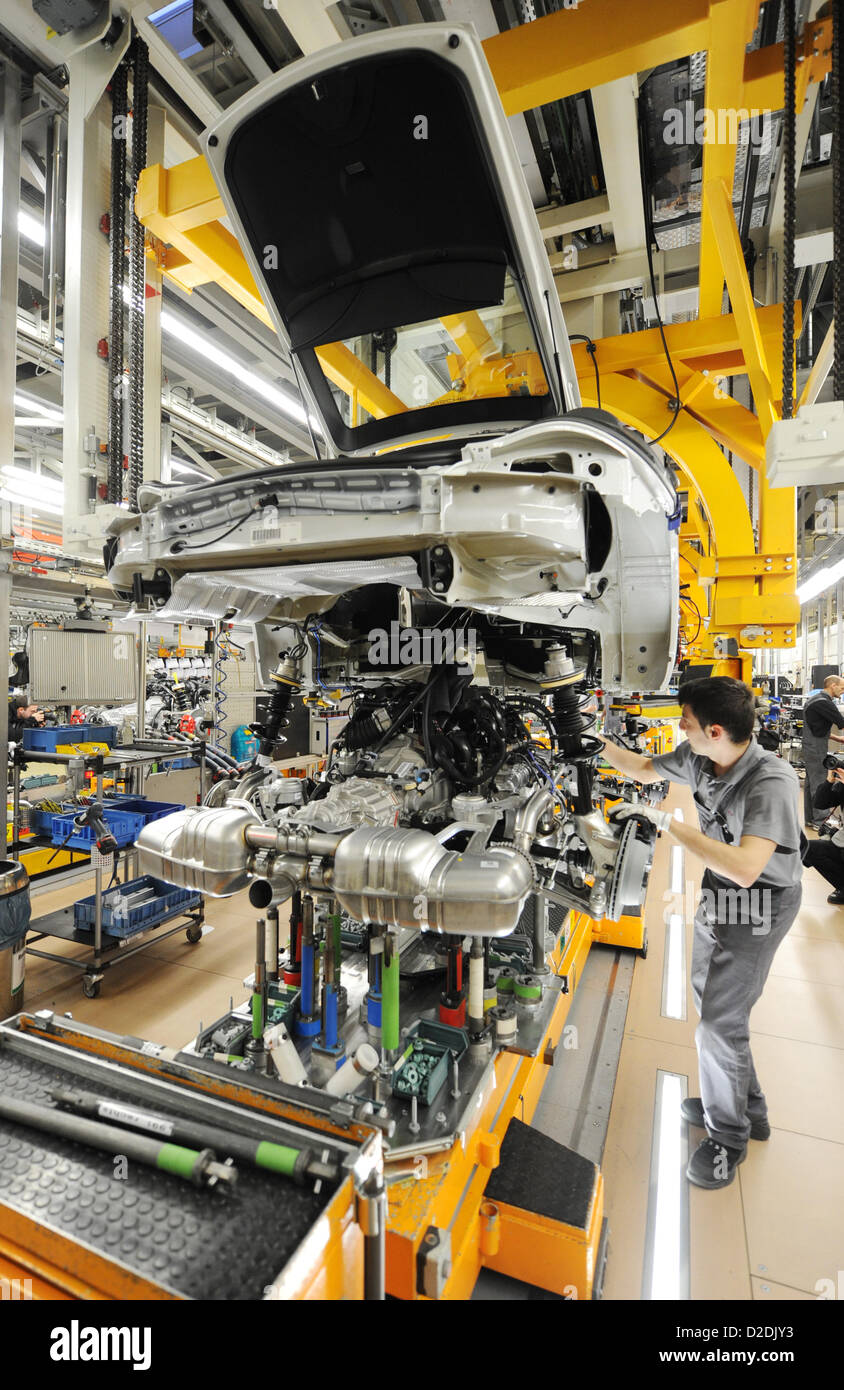 Employees of Porsche AG work at the assembly line of the model Porsche ...