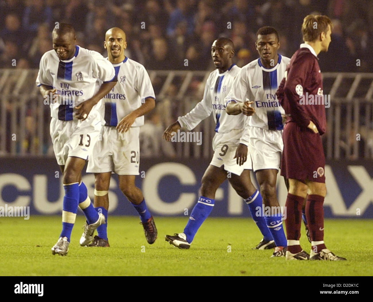 ***FILE PHOTO***William Gallas (L) of Chelsea London and his teammmates ...
