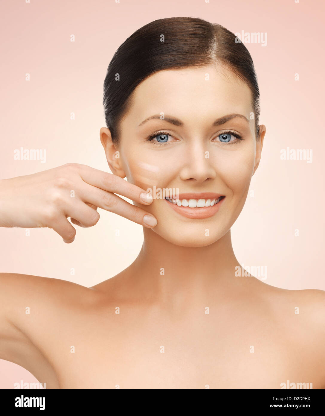 woman applying foundation Stock Photo - Alamy