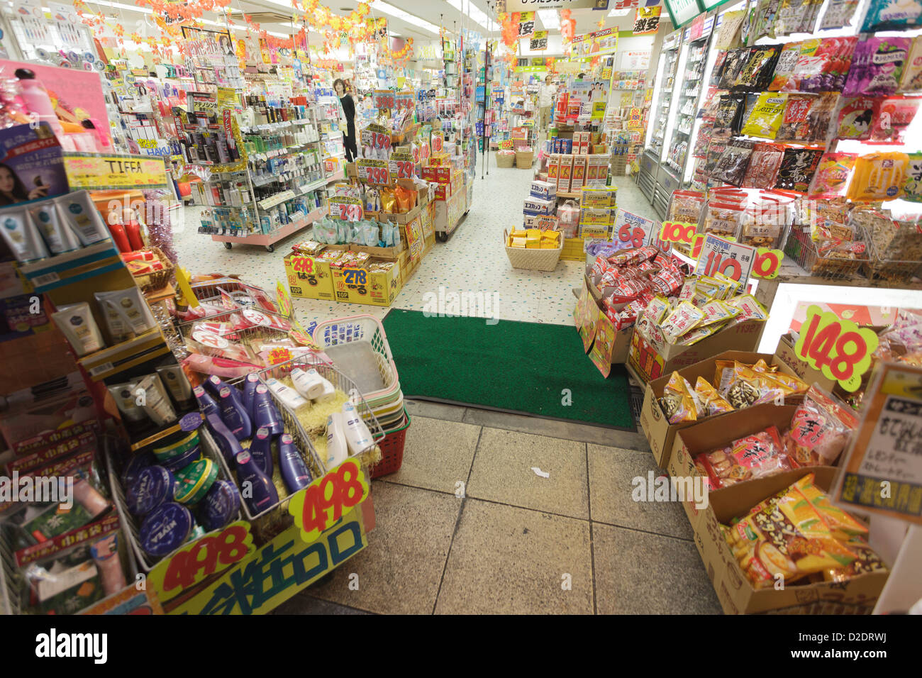 Convenience store shelves hi-res stock photography and images - Alamy