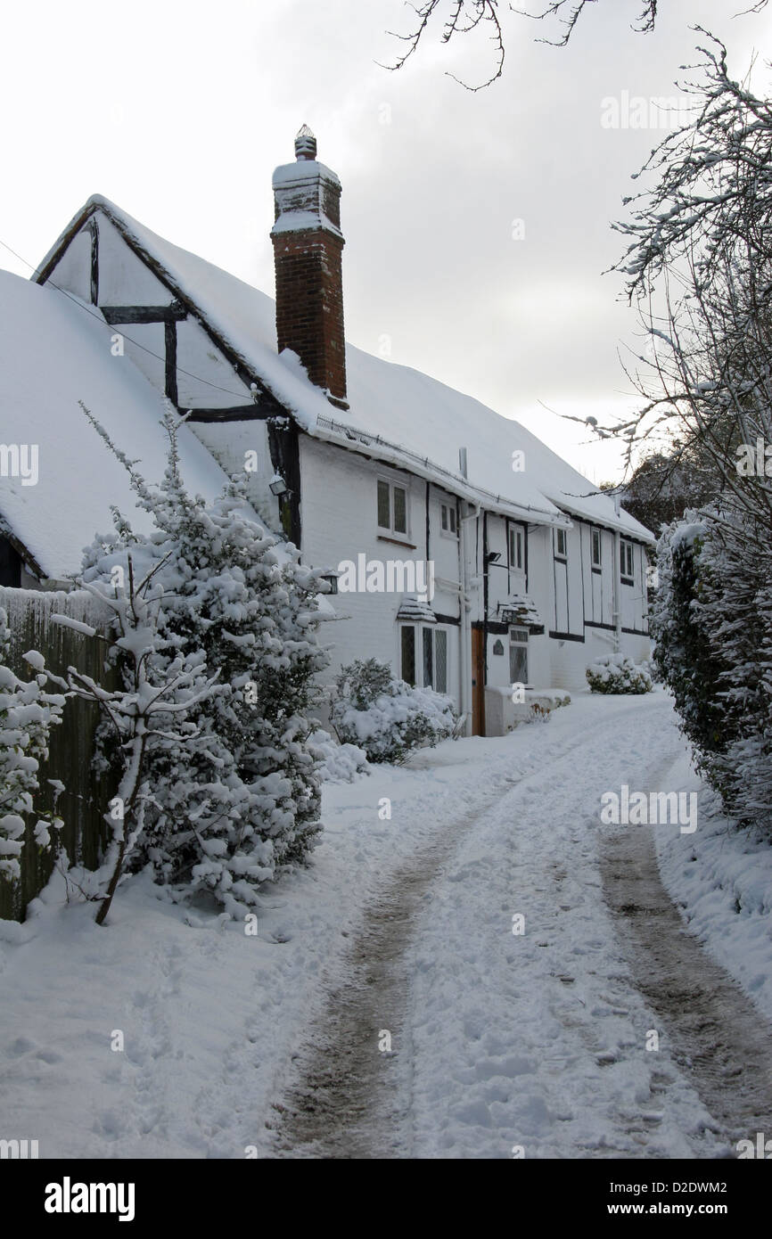 Toby lane farm house in snow Stock Photo - Alamy