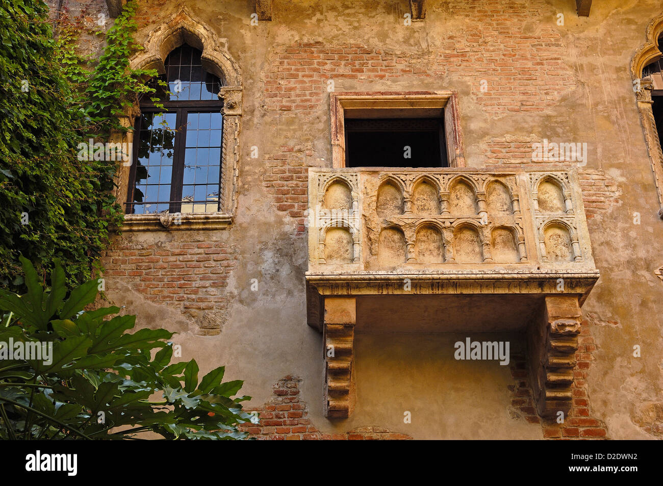 Balcony of giulietta hi-res stock photography and images - Alamy